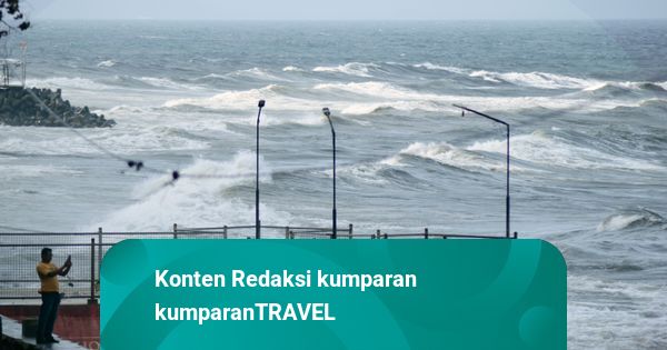 Potensi Cuaca Buruk Wisatawan Yang Ke Pantai Diminta Waspada Gelombang